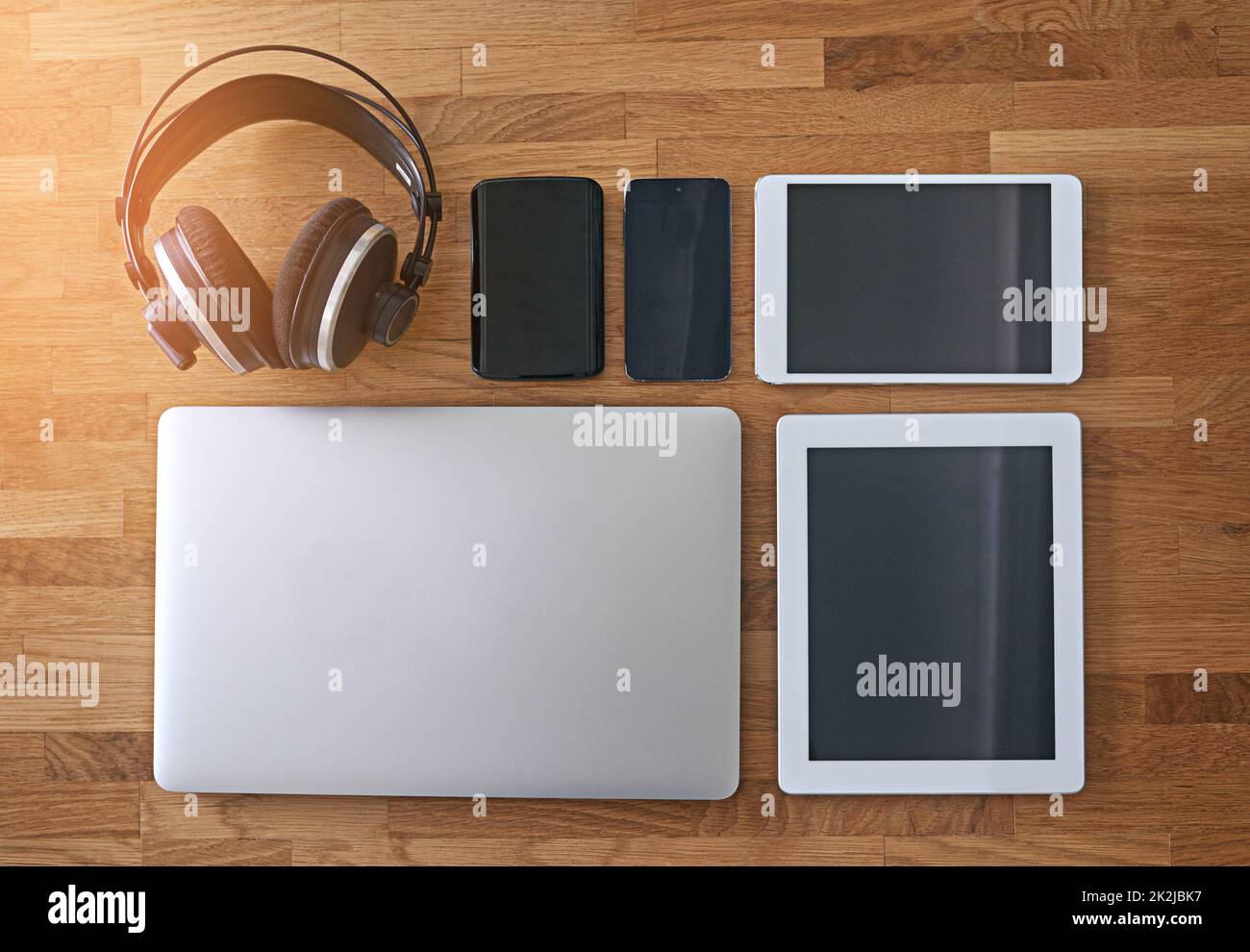Use digital devices hi-res stock photography and images - Alamy