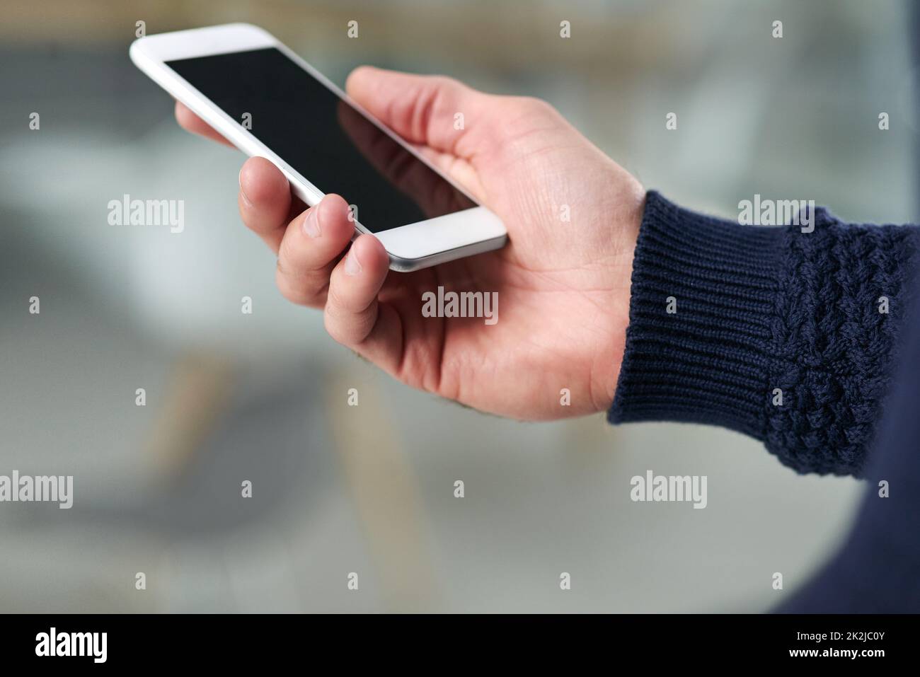 Hands holding cell phones hi-res stock photography and images - Alamy