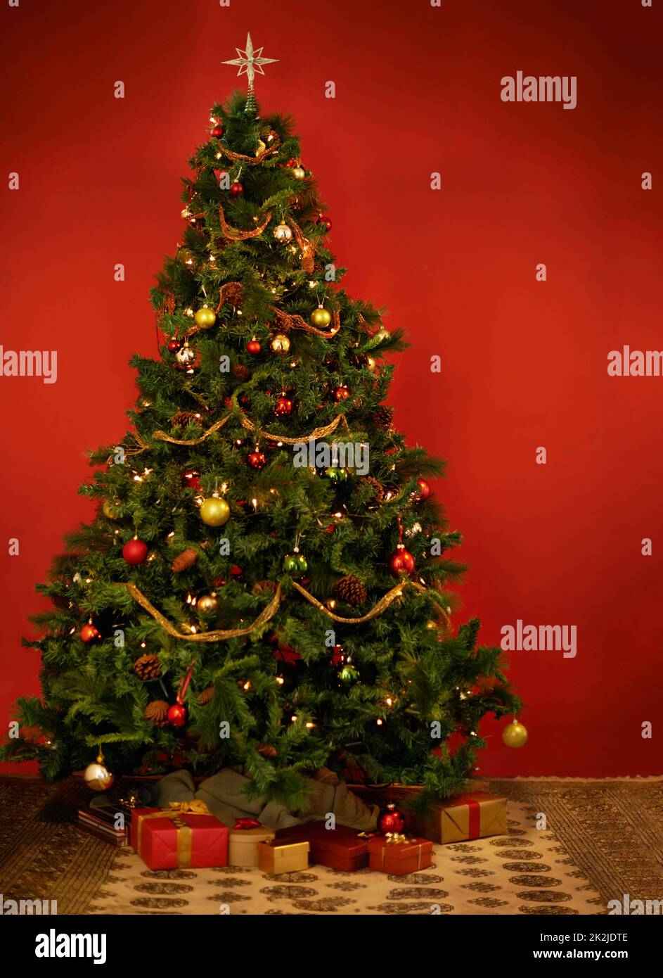Christmas tree with presents underneath hi-res stock photography and ...