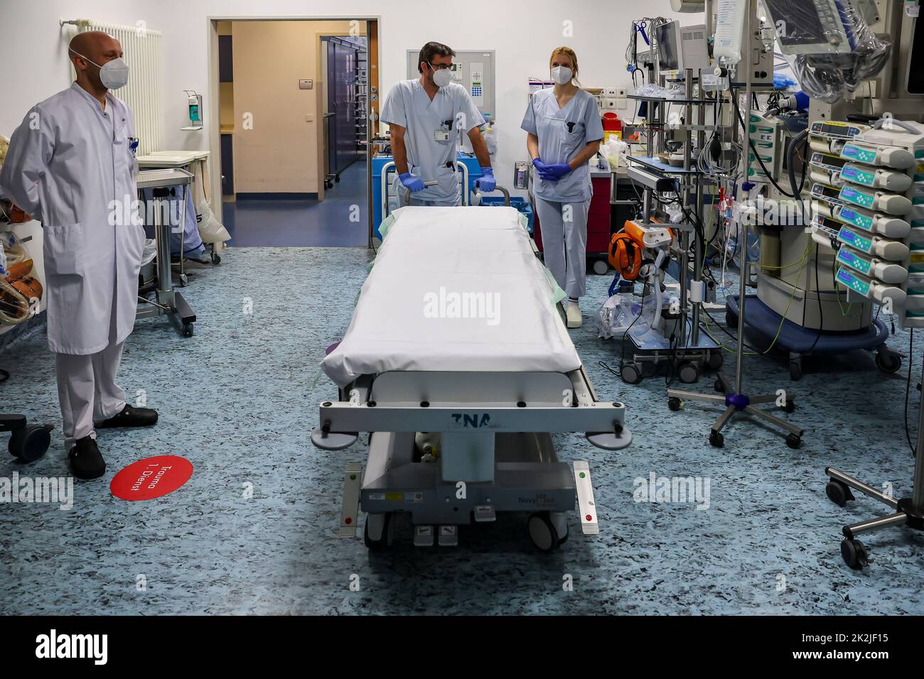 23 September 2022, Saxony, Leipzig: The shock room team in the ...