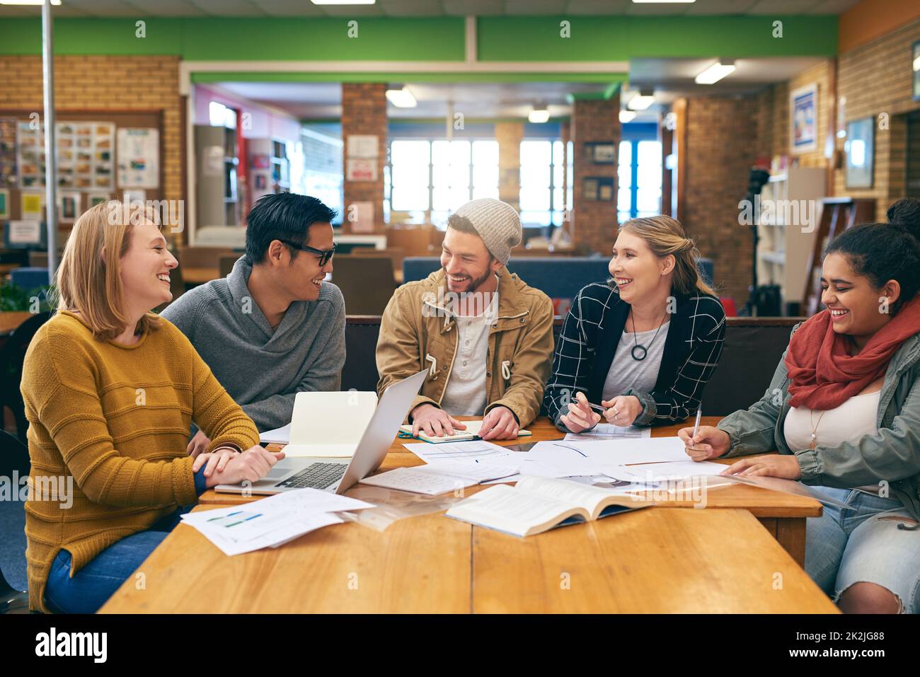 Students group discussion library hi-res stock photography and images ...