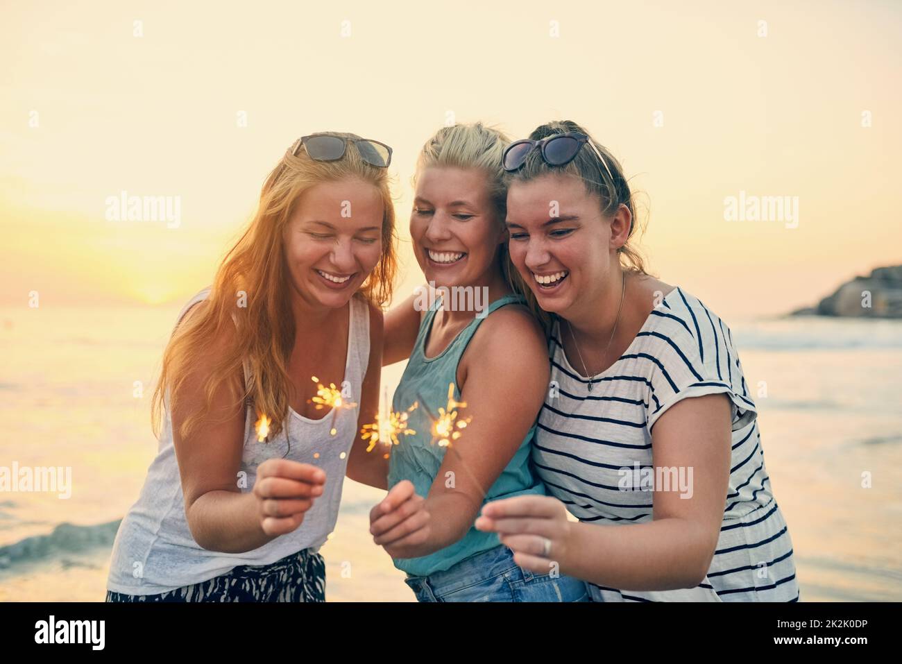 Female friends beach hi-res stock photography and images - Alamy