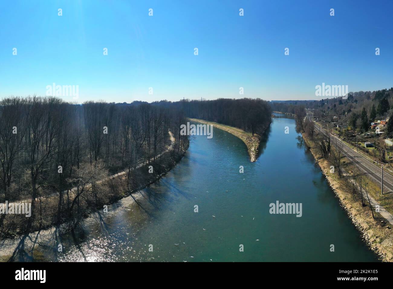The Iller flows into the Danube here at the Illerspitze near Neu-Ulm ...