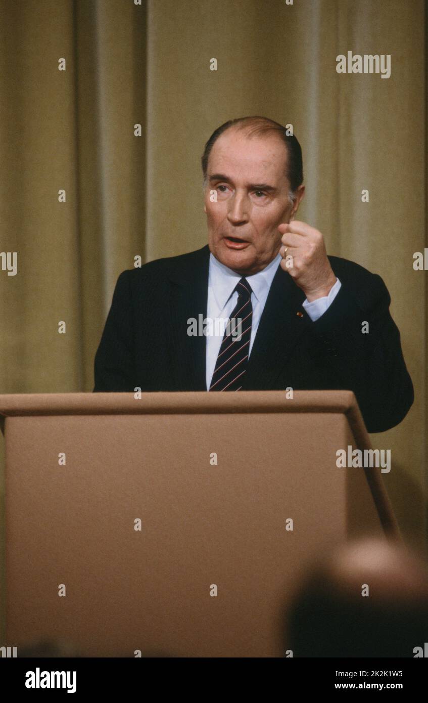 Mitterrand 1984 hi-res stock photography and images - Alamy