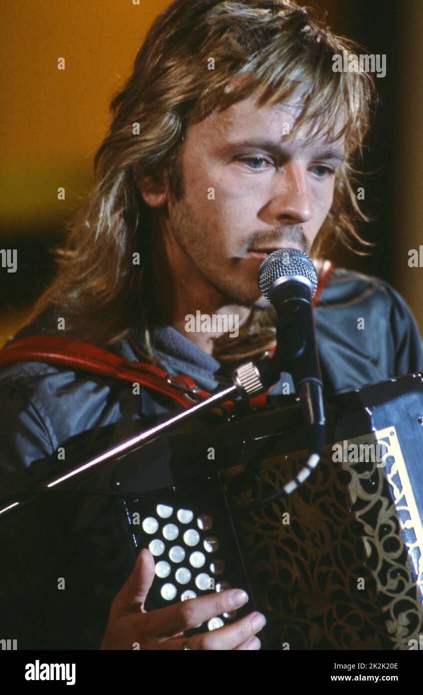 French singer Renaud on the set of a TV variety show, c.1985 Stock ...