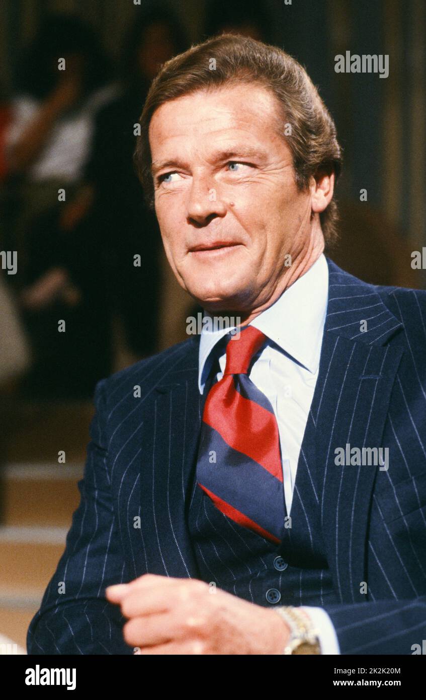 British actor roger moore hi-res stock photography and images - Alamy