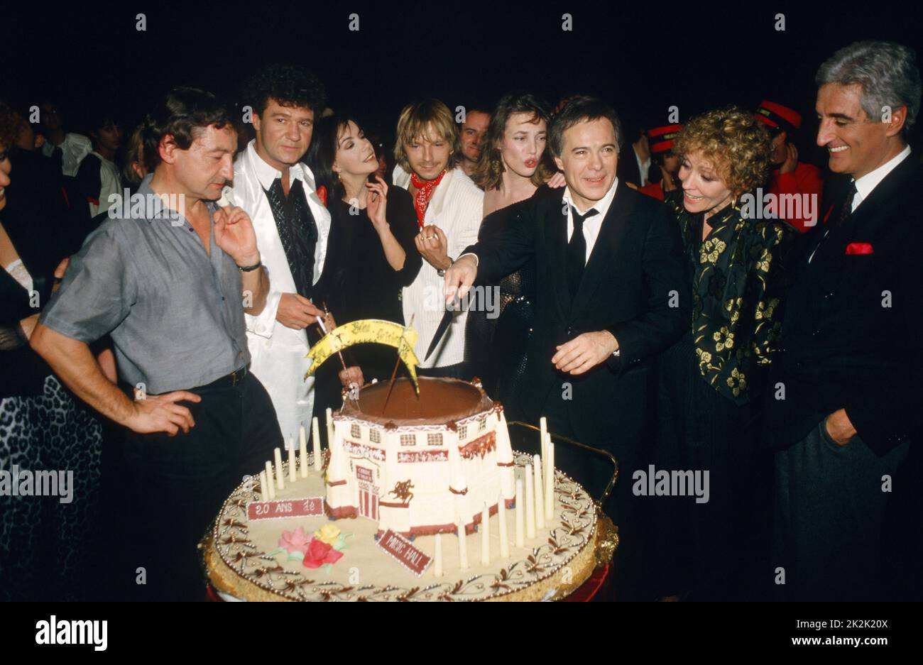 Guy Bedos slicing the cake in the TV show 'Ma plus belle histoire d ...