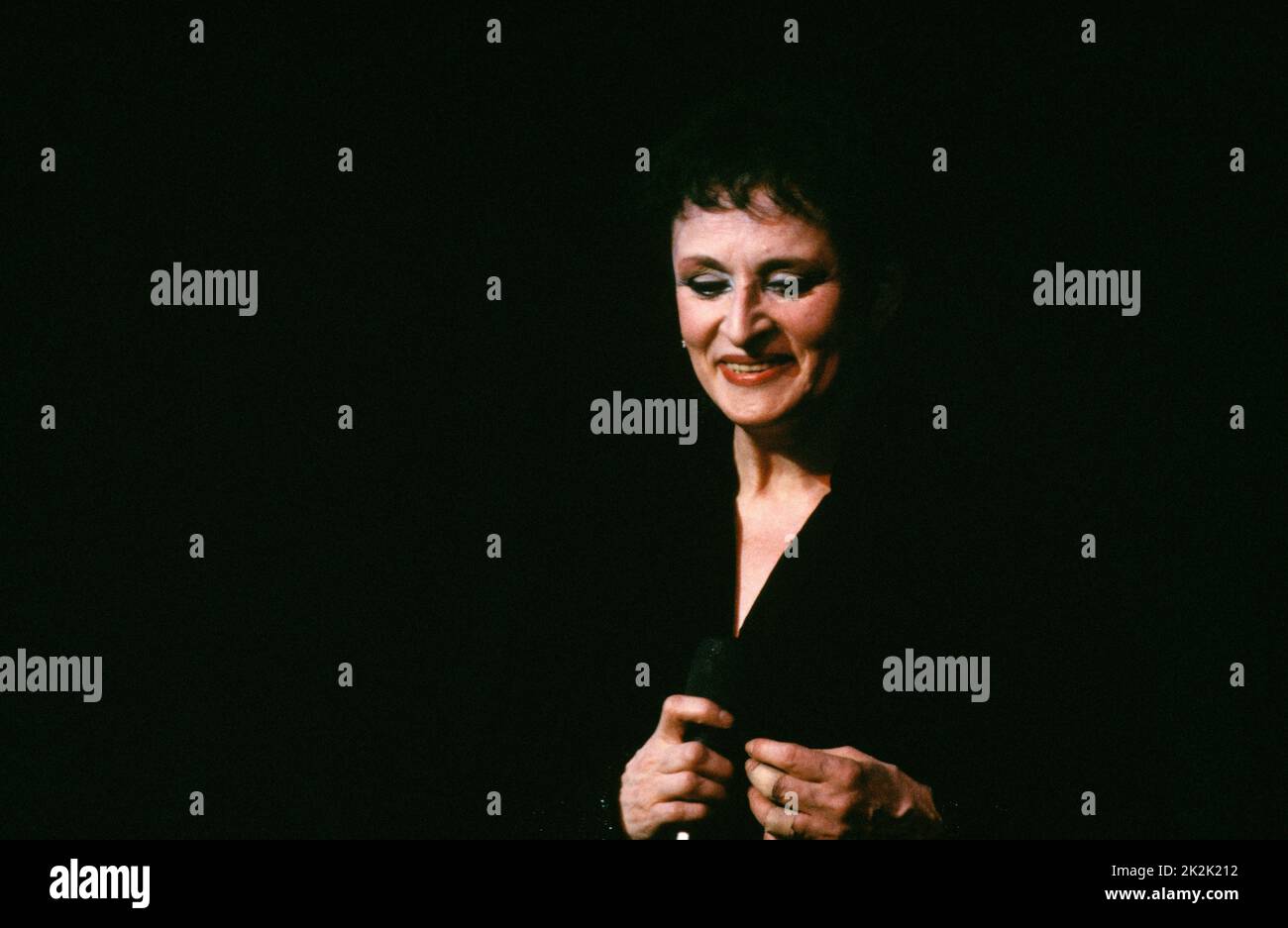 The French singer Barbara performing at the Théâtre du Châtelet in ...