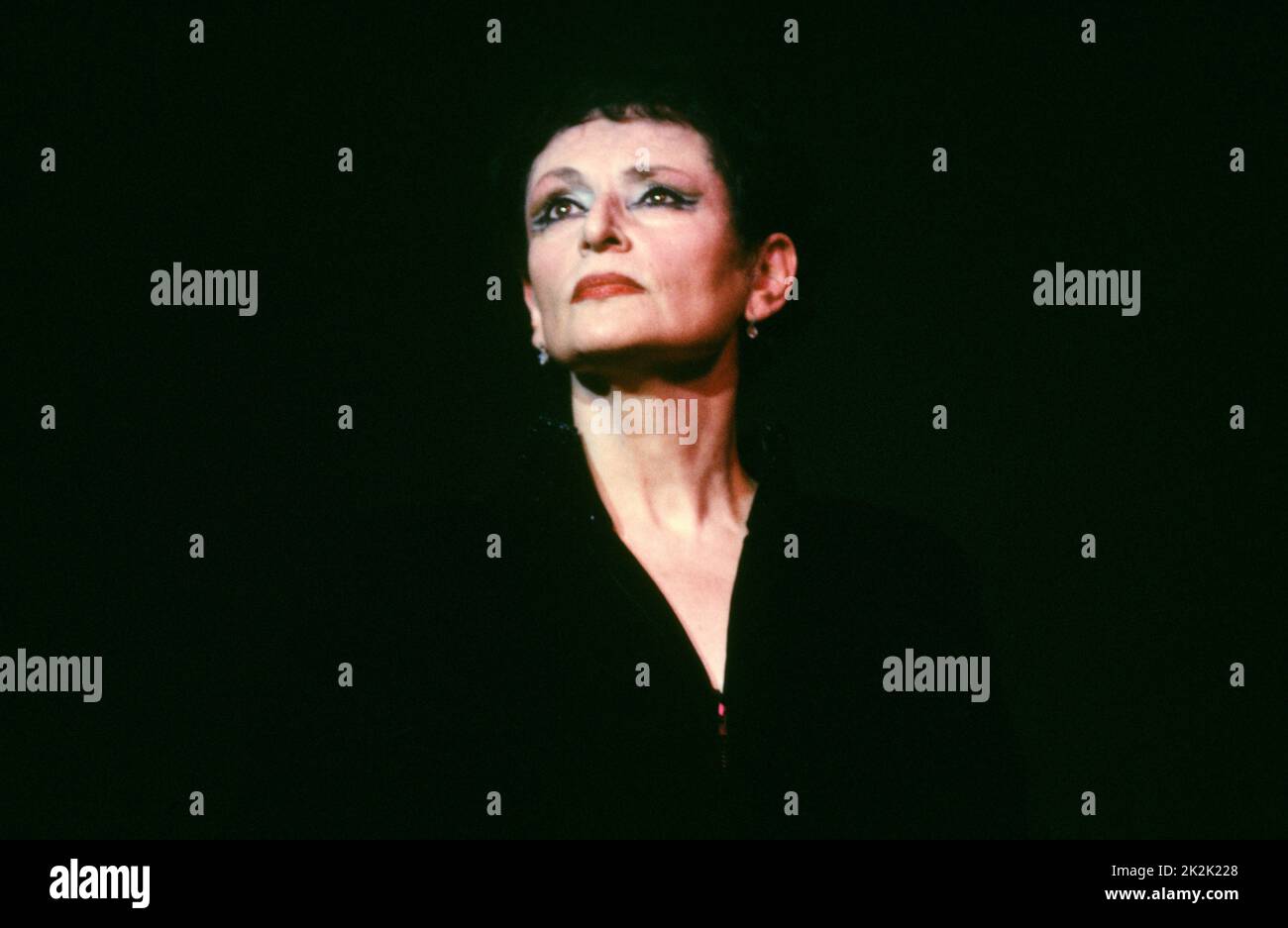 1990s singer performing hi-res stock photography and images - Alamy