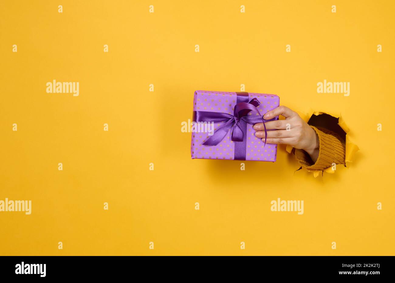 Torn box hi-res stock photography and images - Alamy