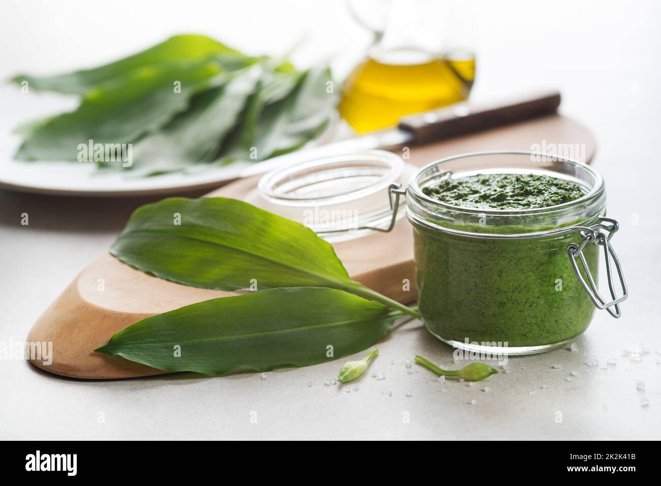 Harvest wild garlic hi-res stock photography and images - Alamy