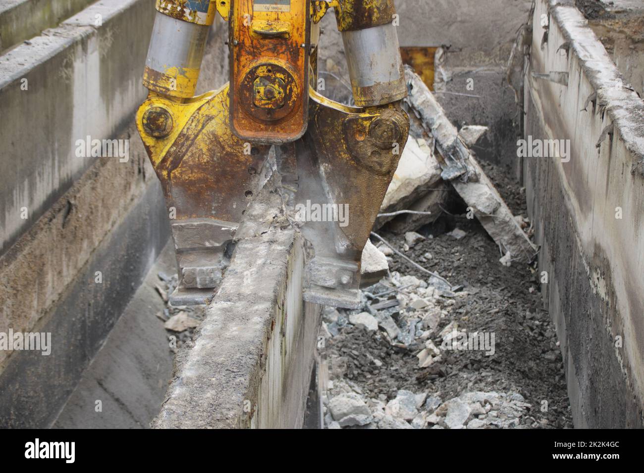 Demolition of a structure with large pliers Stock Photo - Alamy