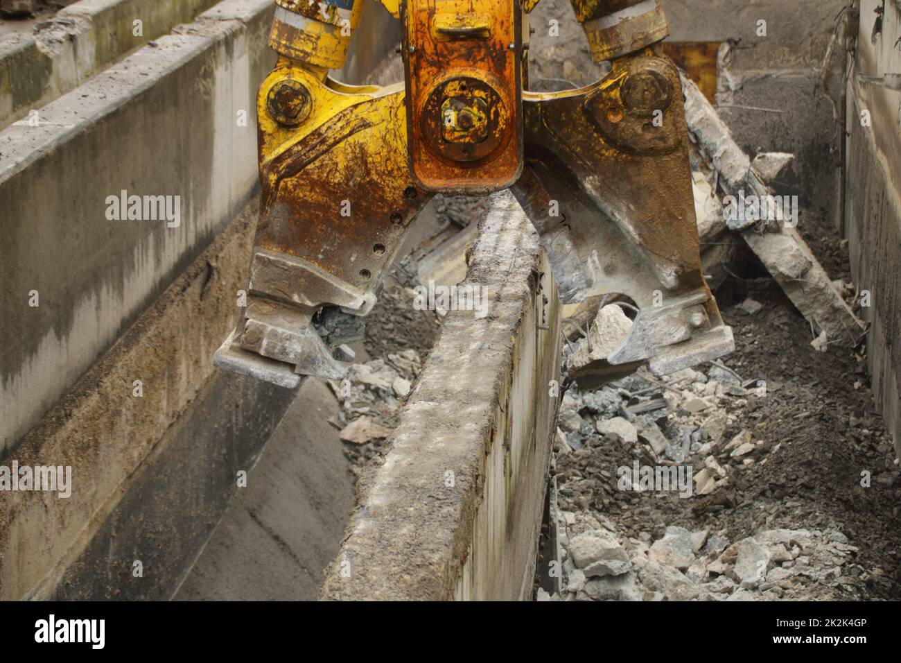 Machine demolition hi-res stock photography and images - Alamy