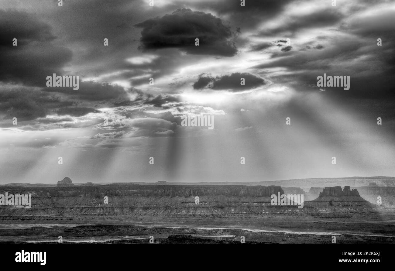 Sunrays over Cleopatra's Chair & North Point in the Orange Cliffs in ...