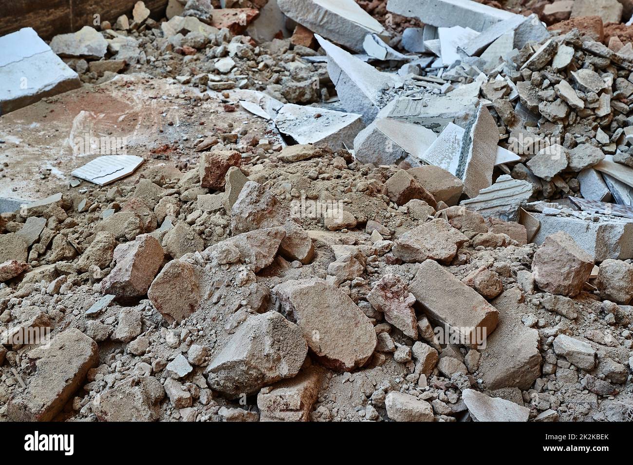 Pile of debris destroyed building Stock Photo - Alamy