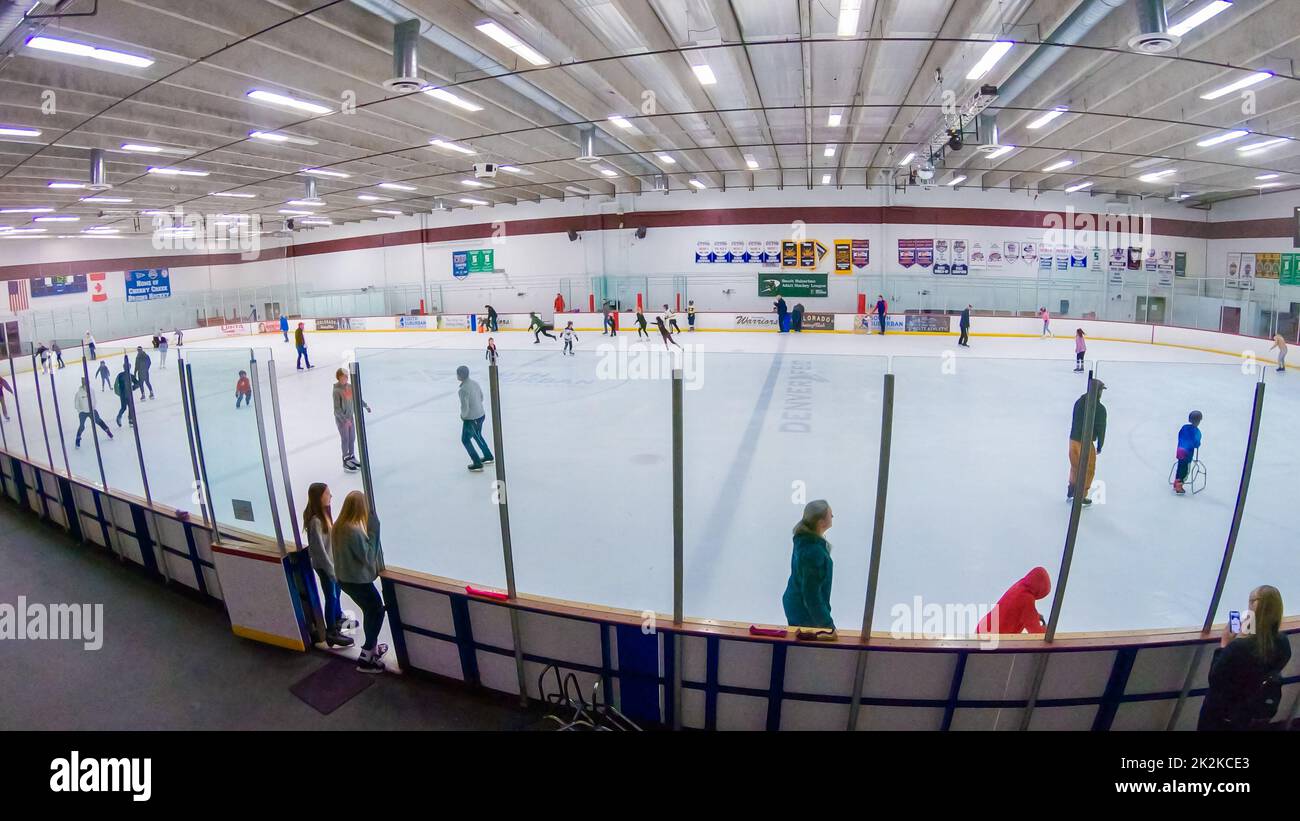 Public ice skating session hi-res stock photography and images - Alamy