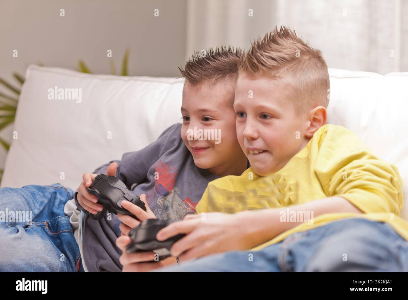 two kids playing video games Stock Photo - Alamy