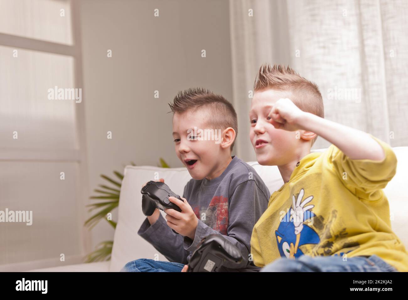 two kids playing video games Stock Photo - Alamy