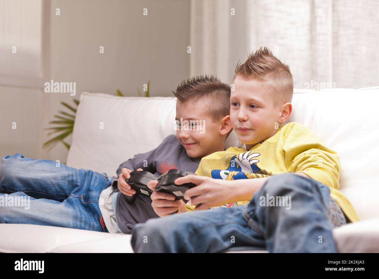 two kids playing video games Stock Photo - Alamy