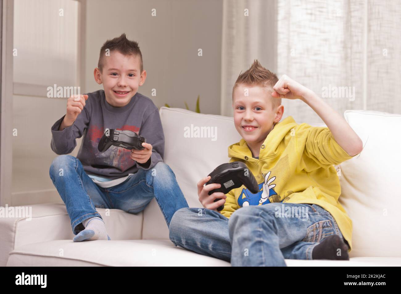 two kids playing video games Stock Photo - Alamy