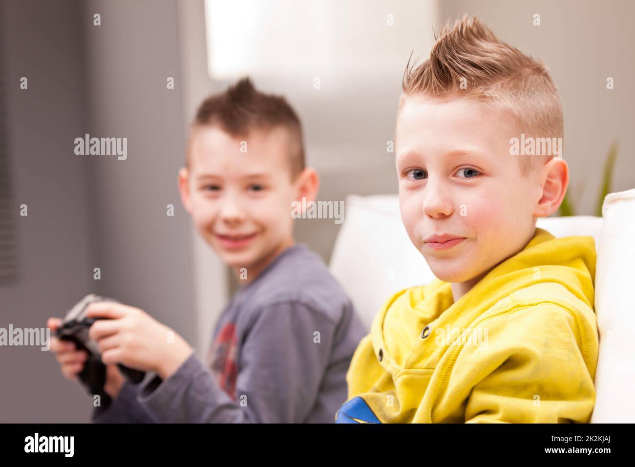 two kids playing video games Stock Photo - Alamy