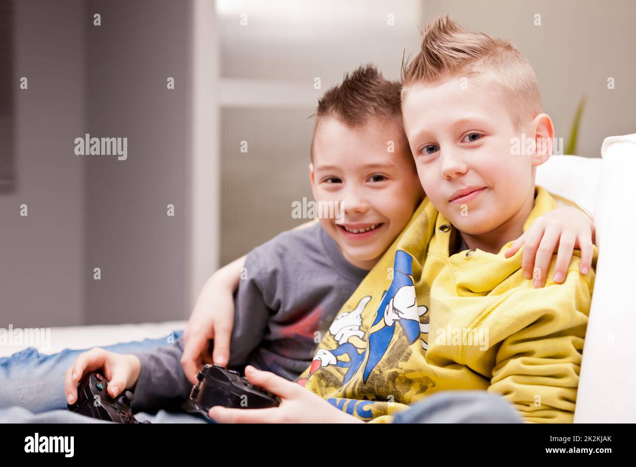 two kids playing video games Stock Photo - Alamy