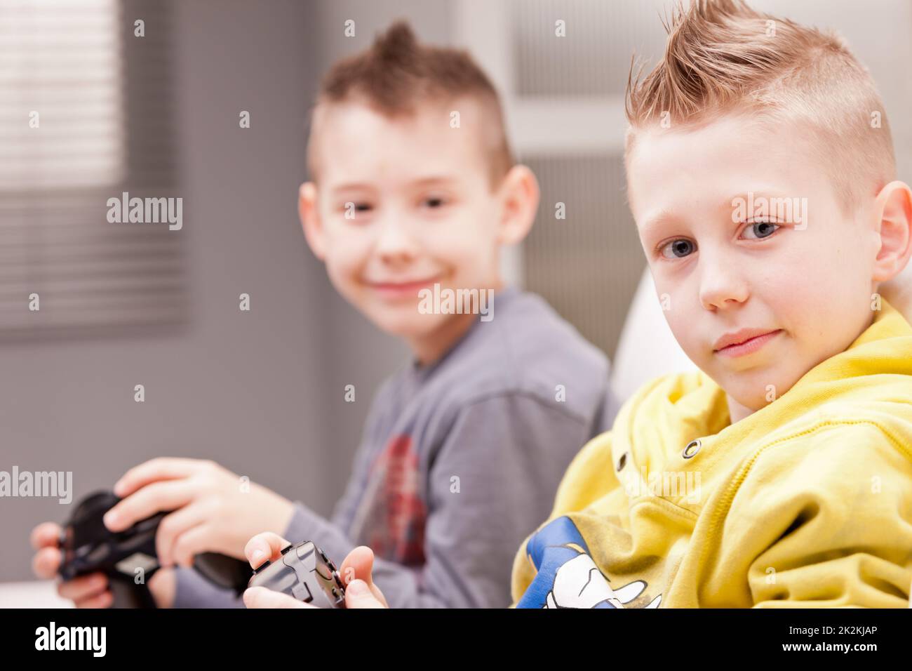 two kids playing video games Stock Photo - Alamy