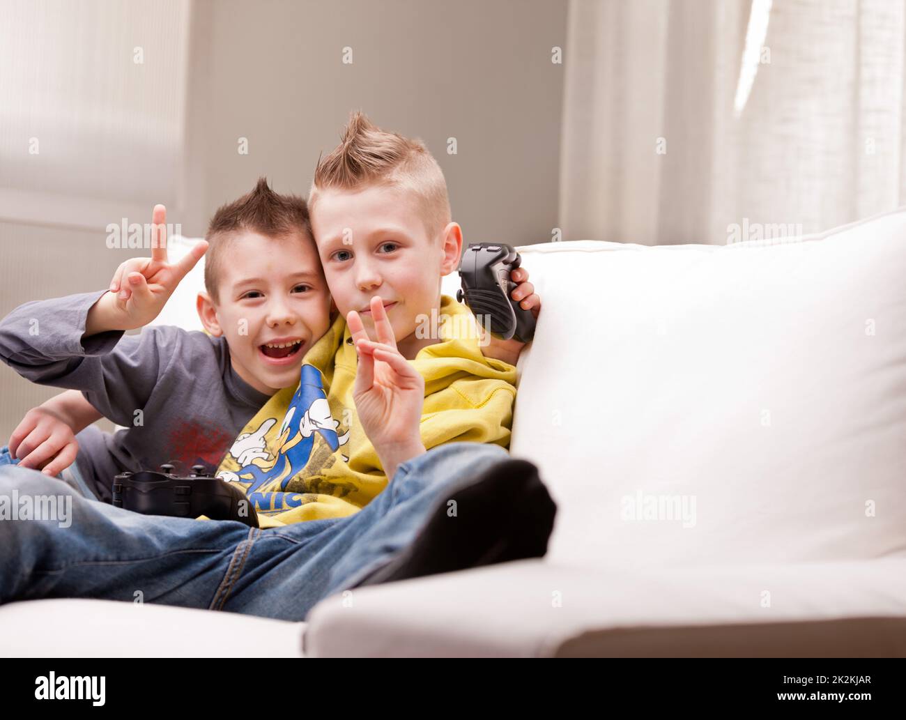 two kids playing video games Stock Photo - Alamy