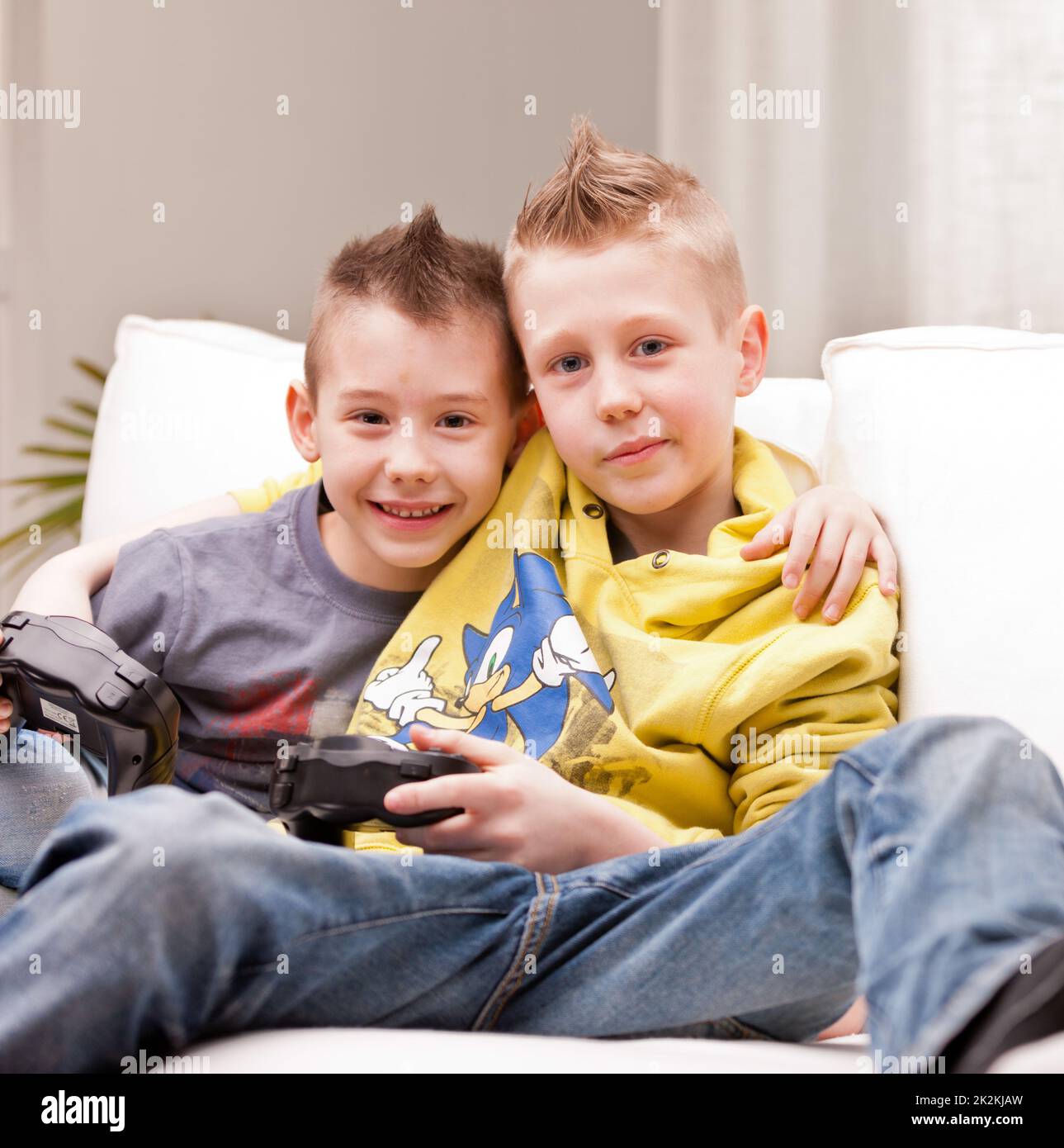 two kids playing video games Stock Photo - Alamy