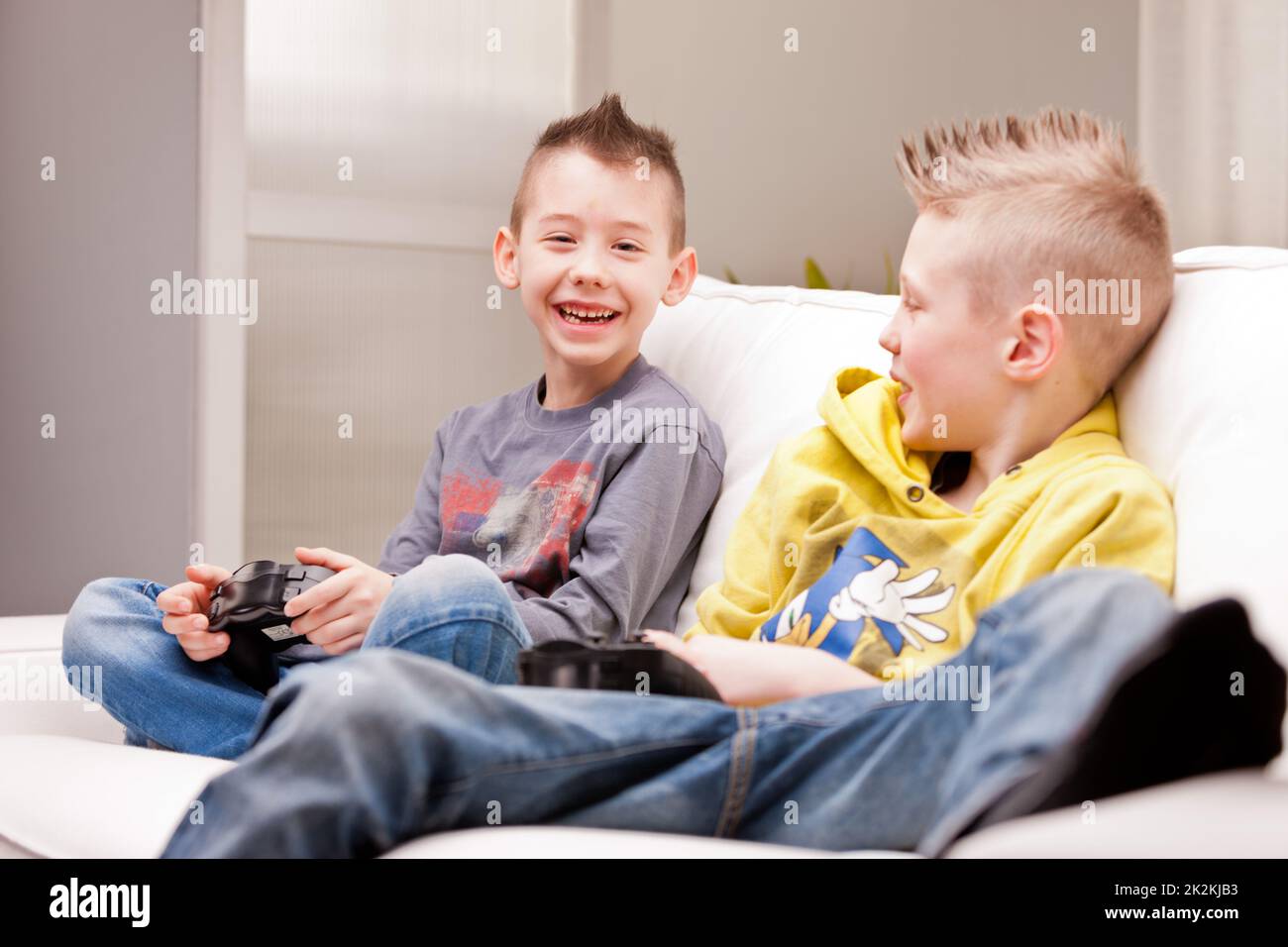 two kids playing video games Stock Photo - Alamy