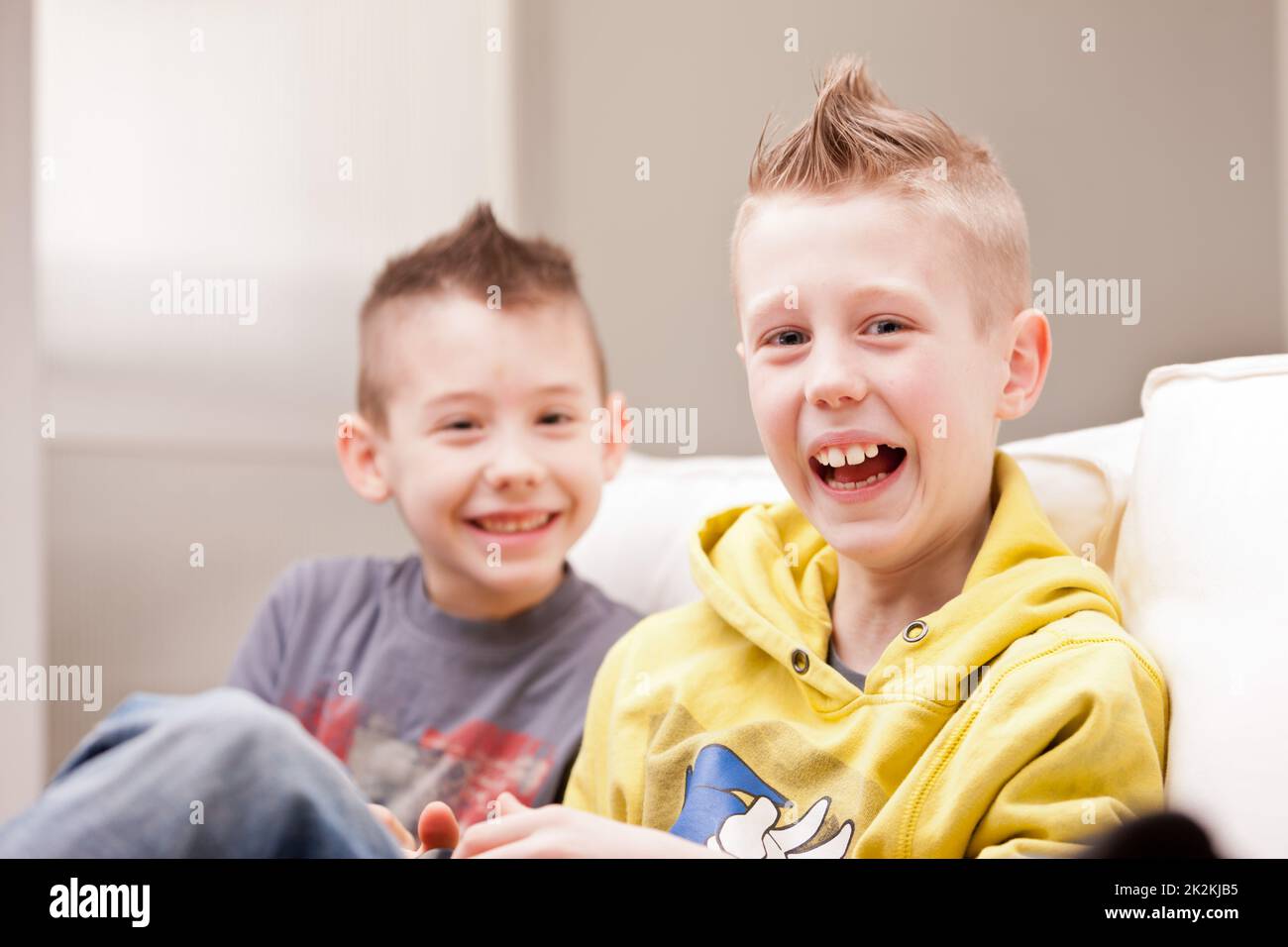 two kids playing video games Stock Photo - Alamy