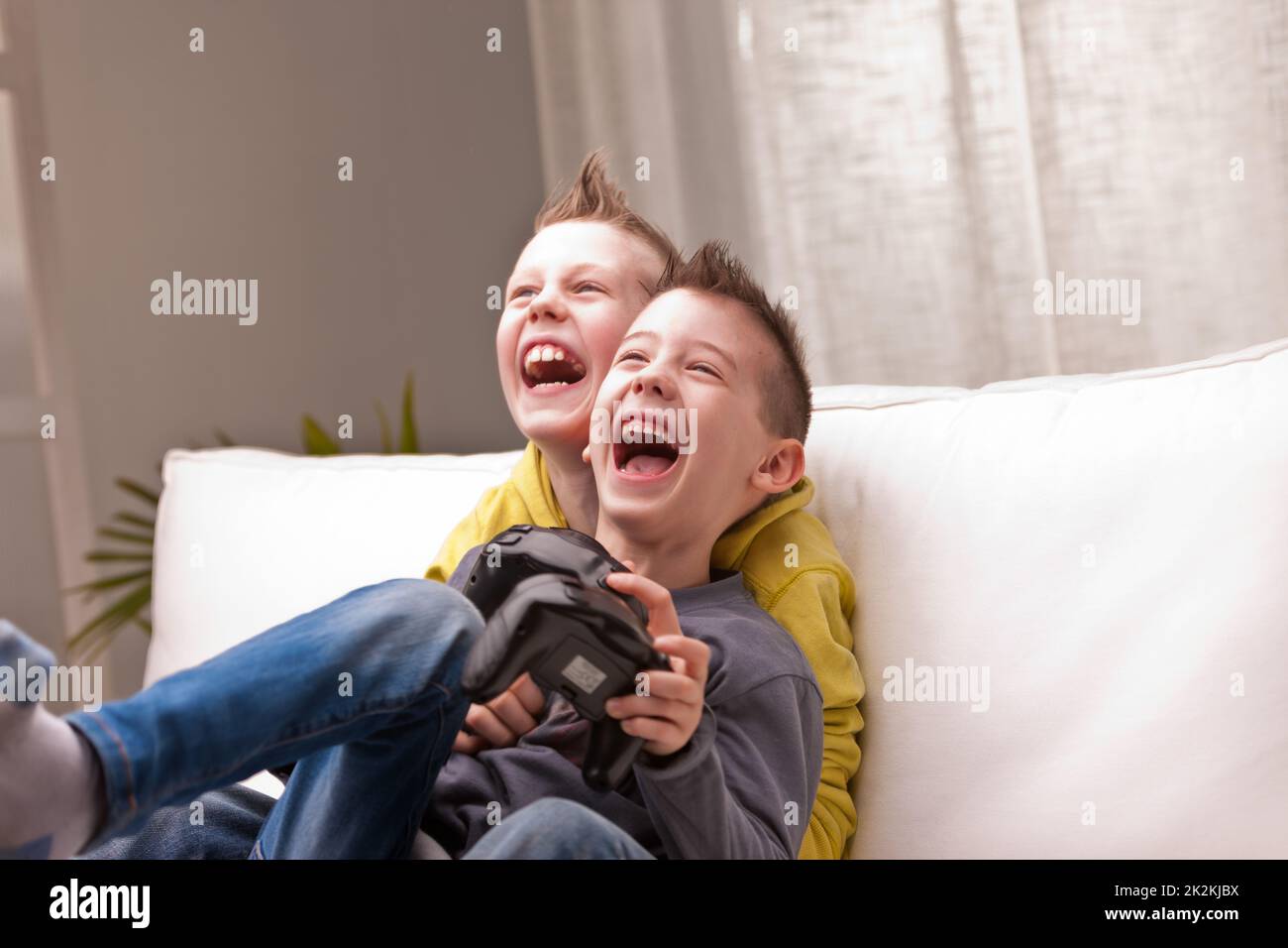 two kids playing video games Stock Photo - Alamy