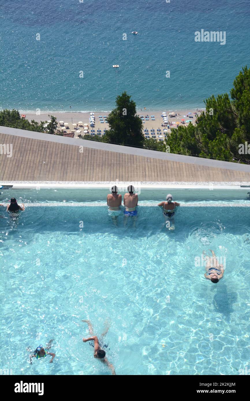 the swimming pool and the sea, two different ways to cool off in summer ...