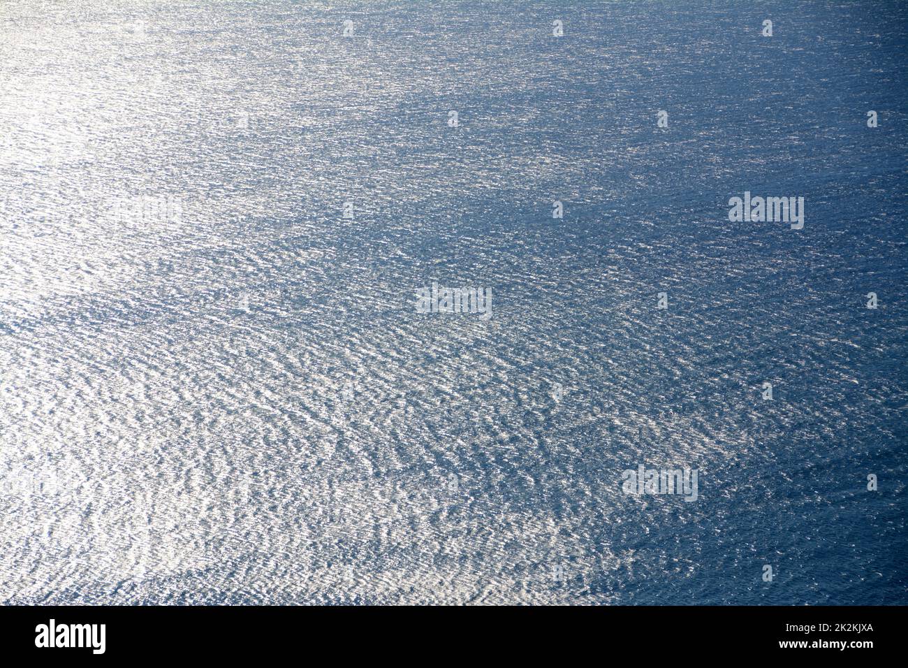 The reflections of the sea draw a fabric made of infinite reflections ...