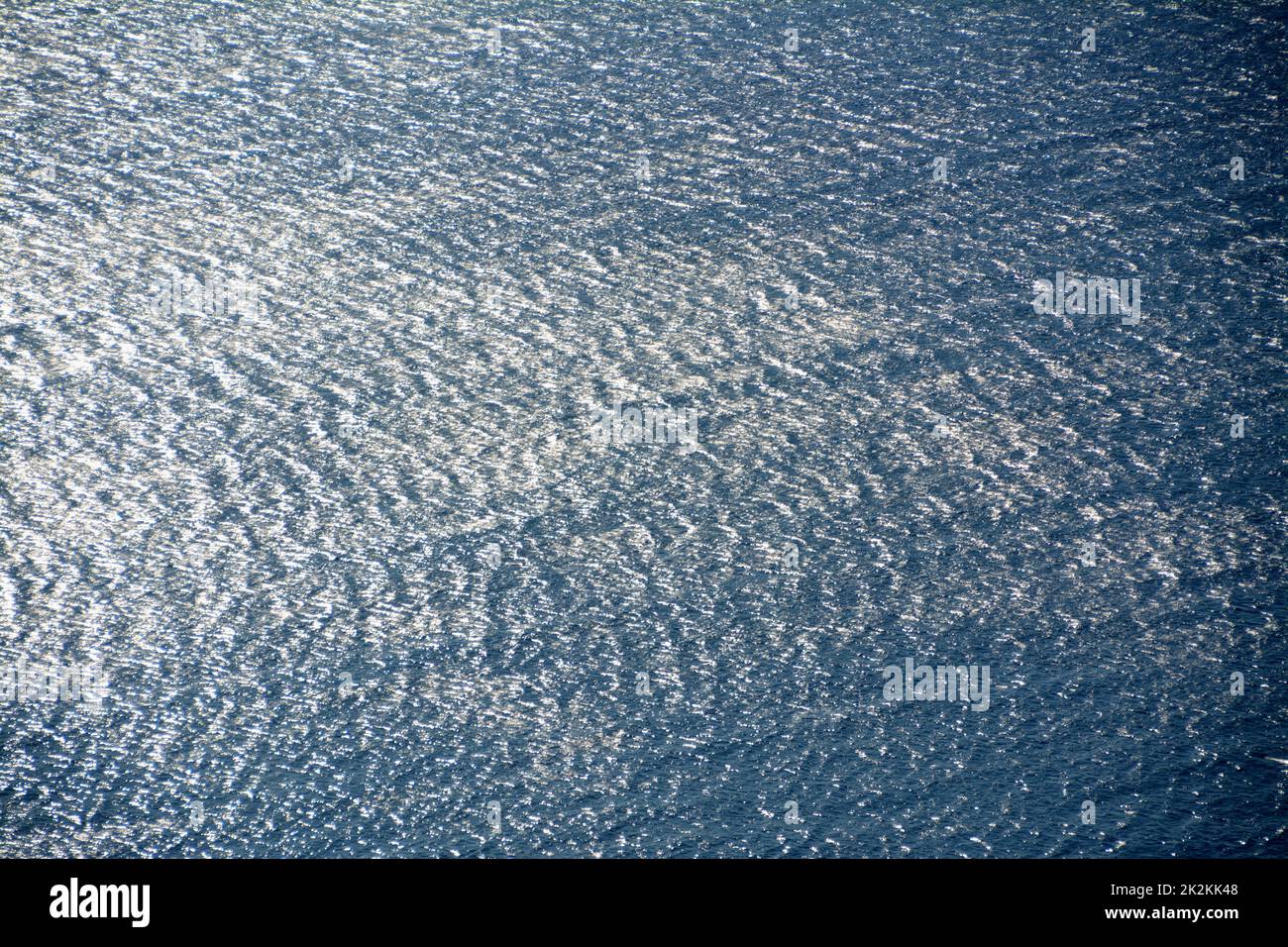 The reflections of the sea draw a fabric made of infinite reflections ...