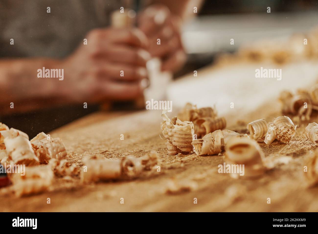 Fresh wood shavings and sawdust on a workbench Stock Photo - Alamy