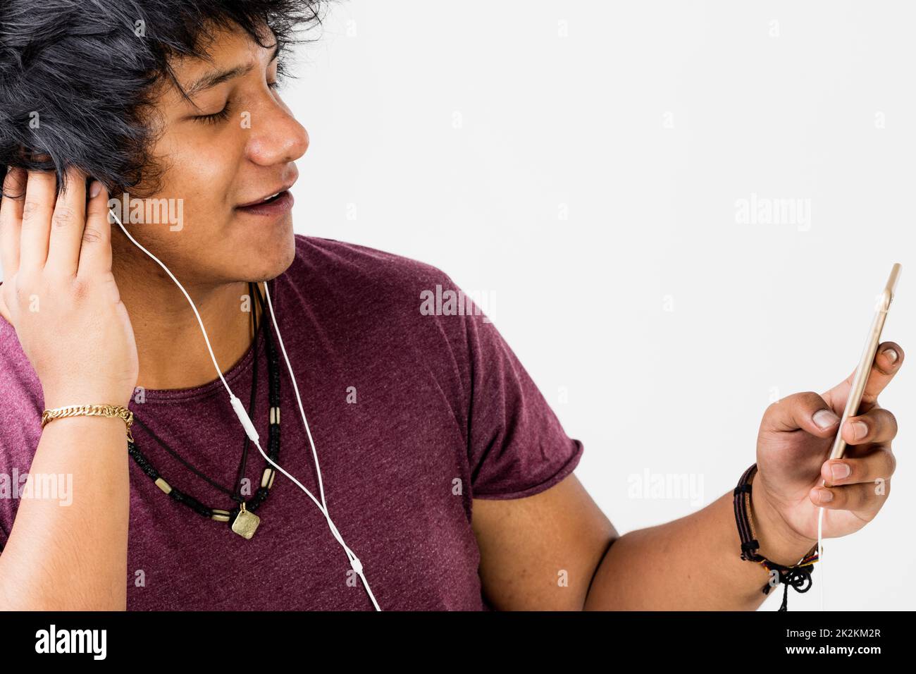 guy listening to mp3 player on his phone Stock Photo - Alamy
