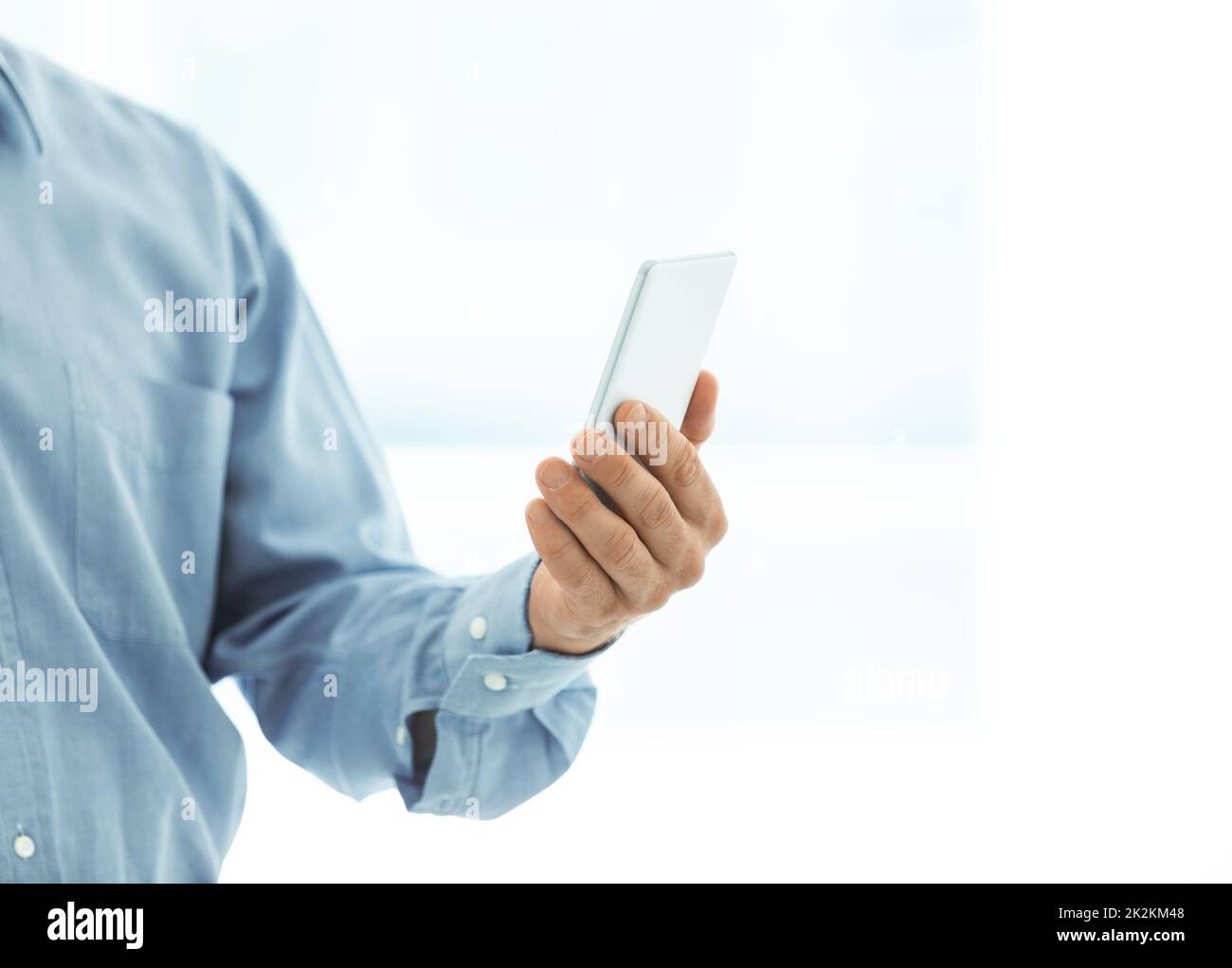 man holding mobile phone Stock Photo - Alamy