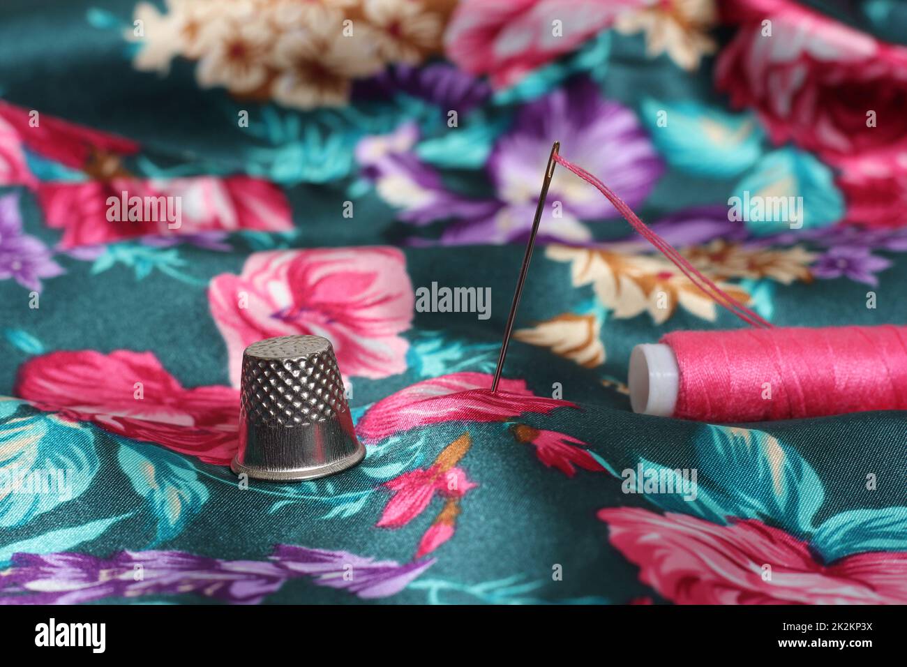 Needle and thread hi-res stock photography and images - Alamy