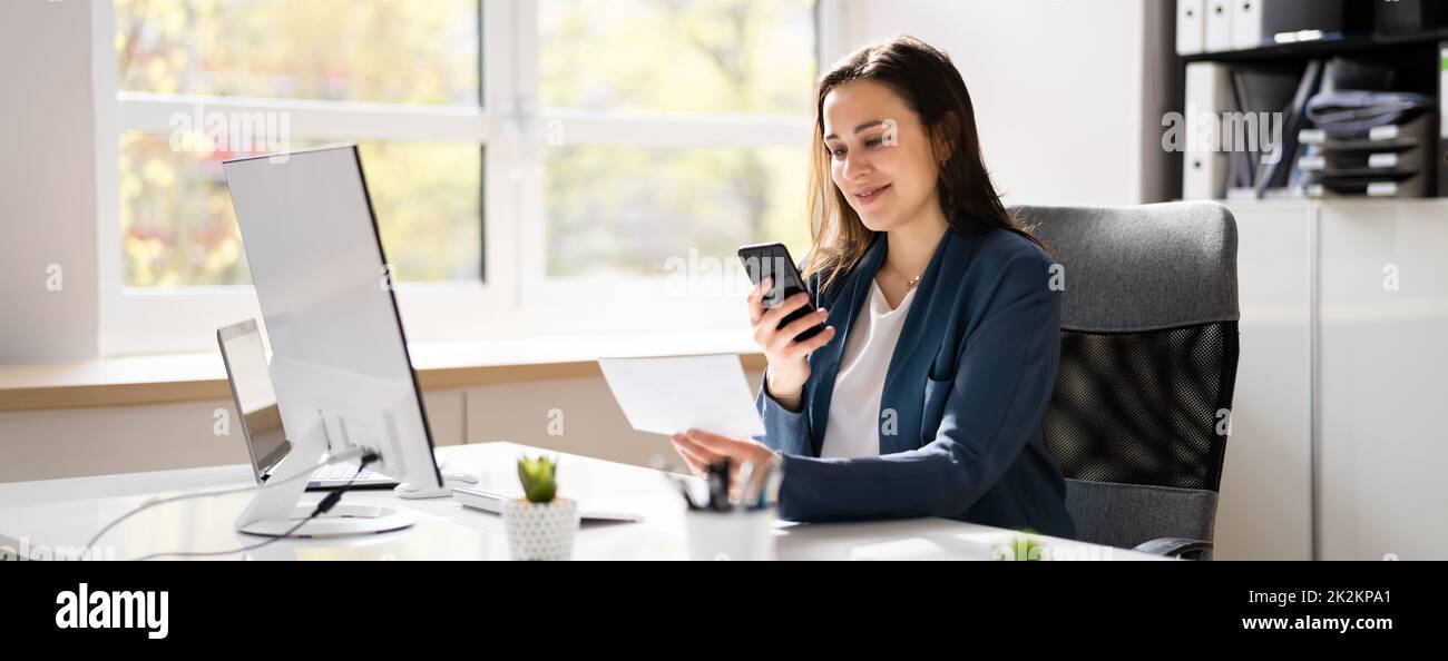 Deposit check smartphone hi-res stock photography and images - Alamy