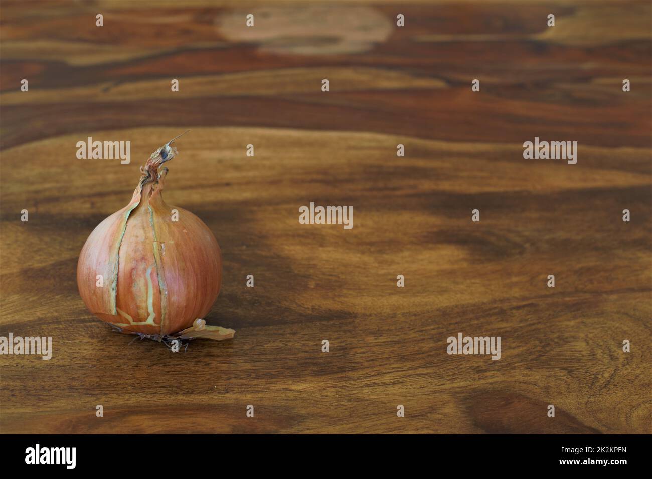 onion background wooden for restaurants Stock Photo - Alamy