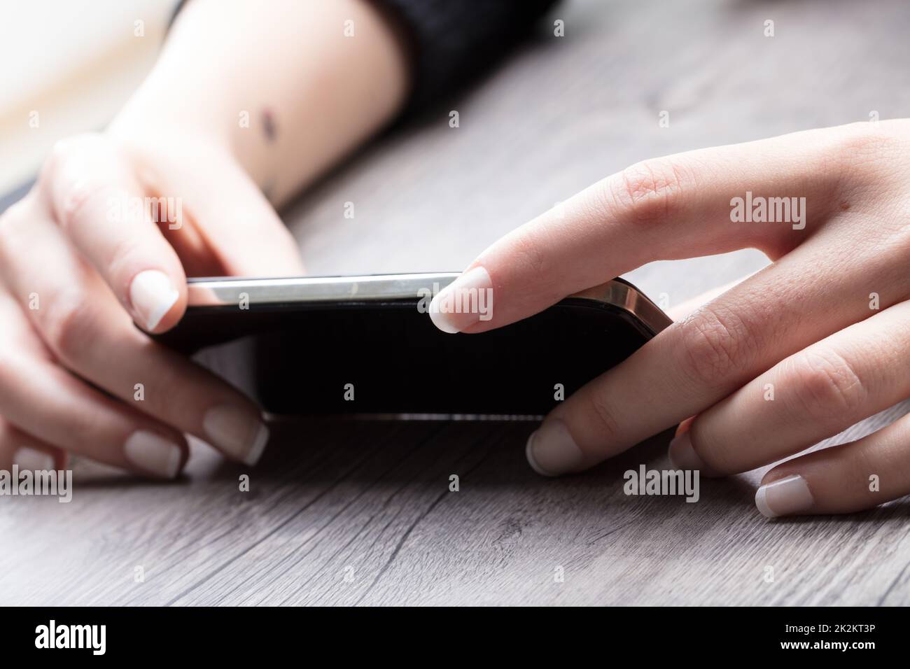 Woman typing in a text message on her smartphone Stock Photo - Alamy