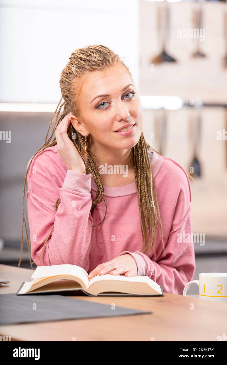 Teenager smiling table hi-res stock photography and images - Alamy