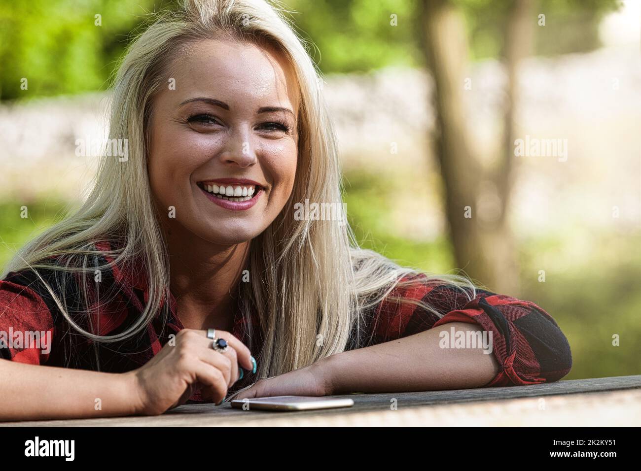 Woman sitting at table hi-res stock photography and images - Alamy