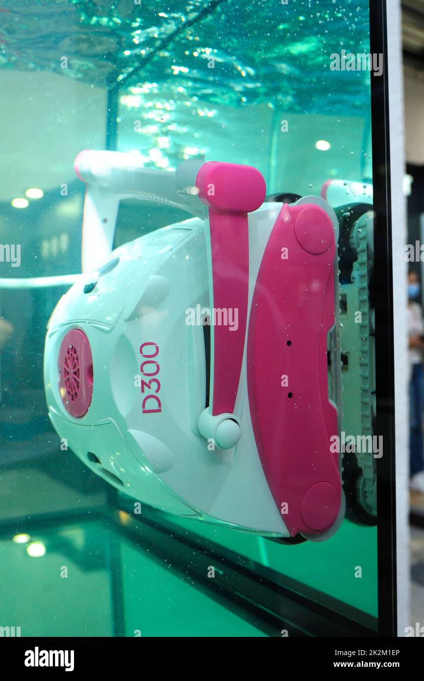 Robot aquarium cleaner working, cleaning glass Stock Photo - Alamy