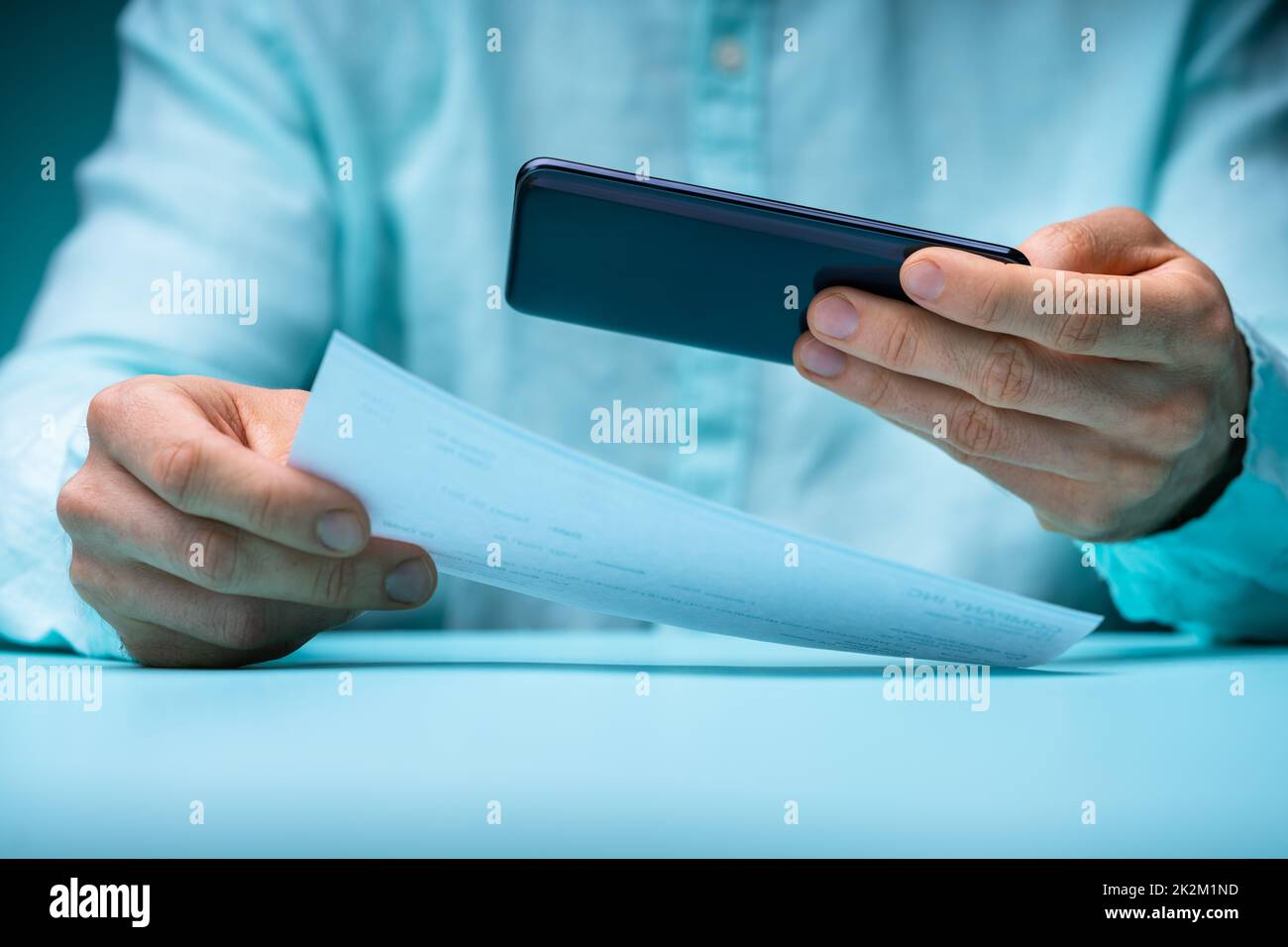 Deposit check smartphone hi-res stock photography and images - Alamy