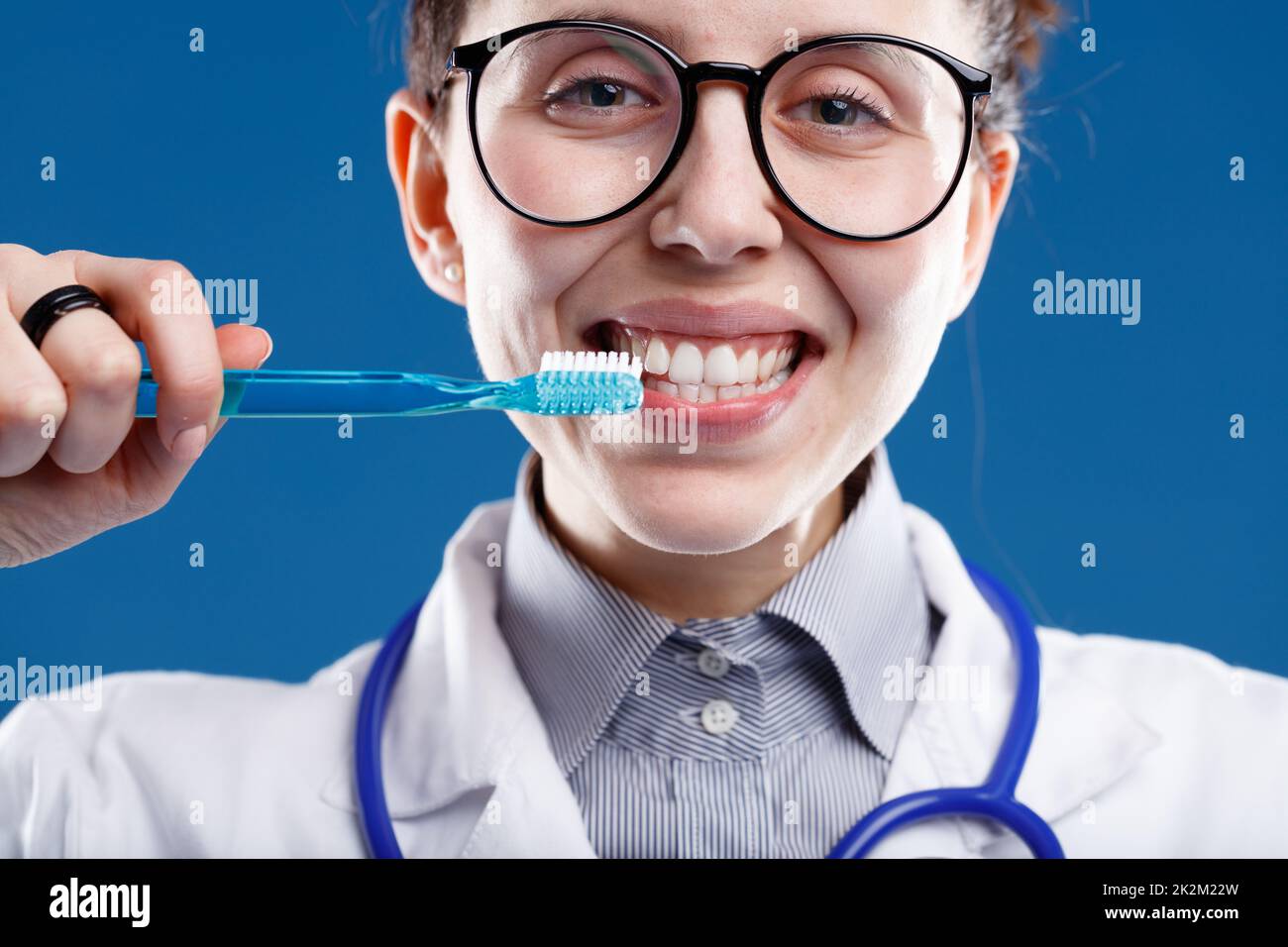 doctor shows how to use a toothbrush Stock Photo - Alamy