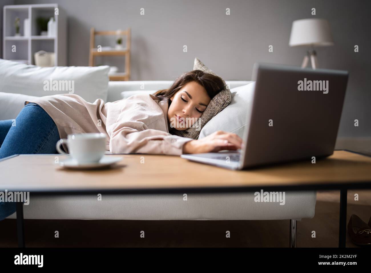 Computer chat student hi-res stock photography and images - Alamy