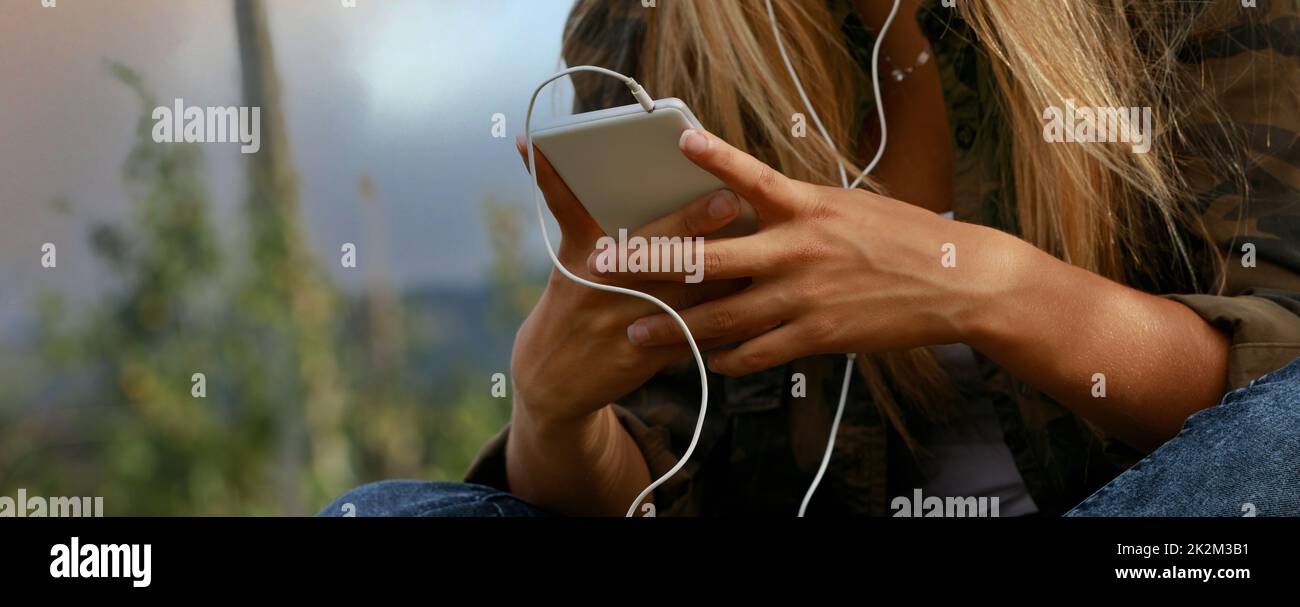 hands of a girl with smartphone and headhone cable Stock Photo - Alamy
