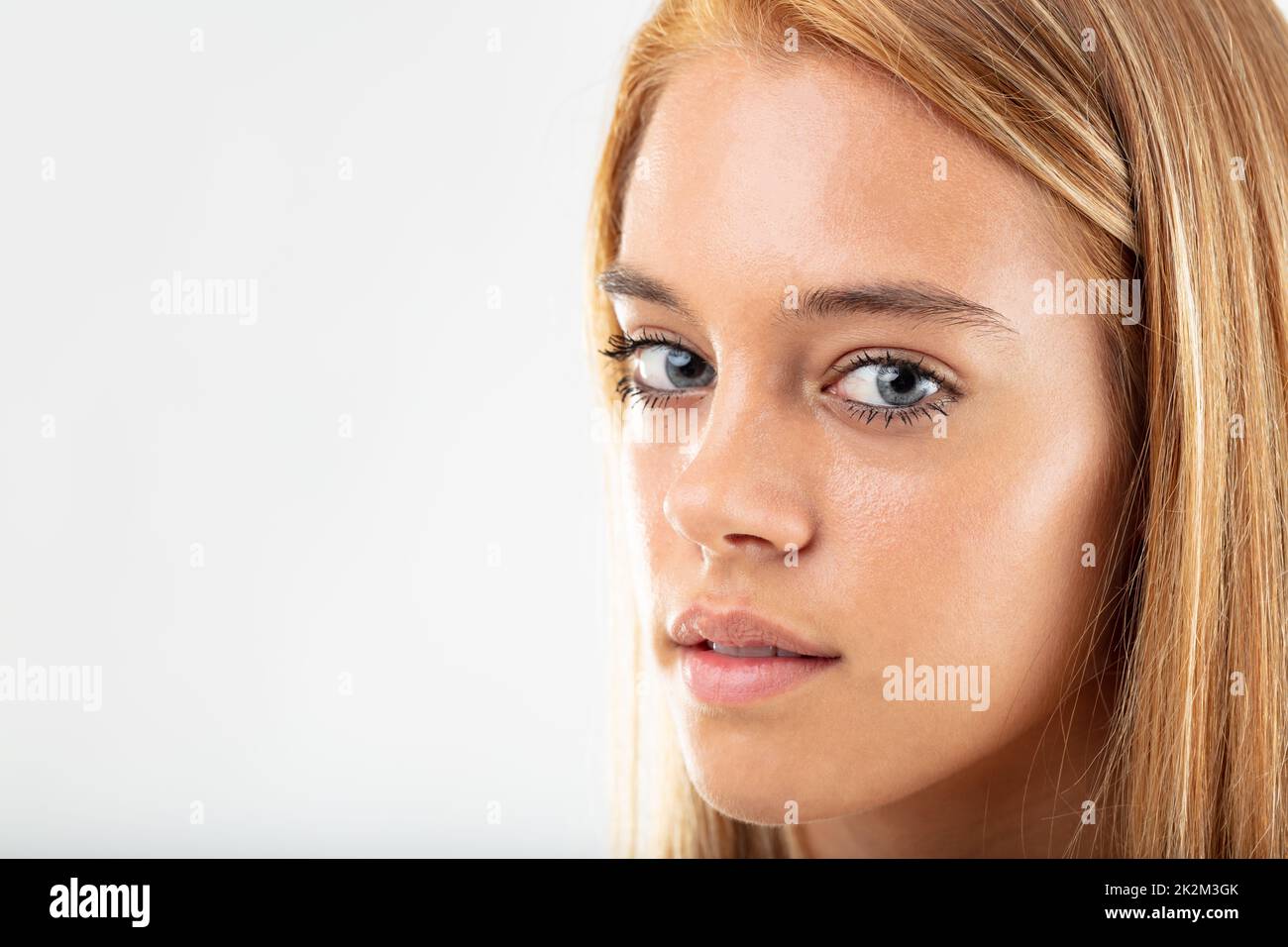 Woman turning sideways hi-res stock photography and images - Alamy